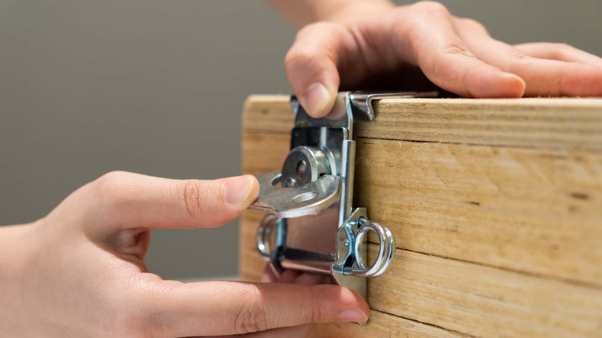 Butterfly Latch |【Fingertip Lock/Unlock Wooden Case】|WAN-YO